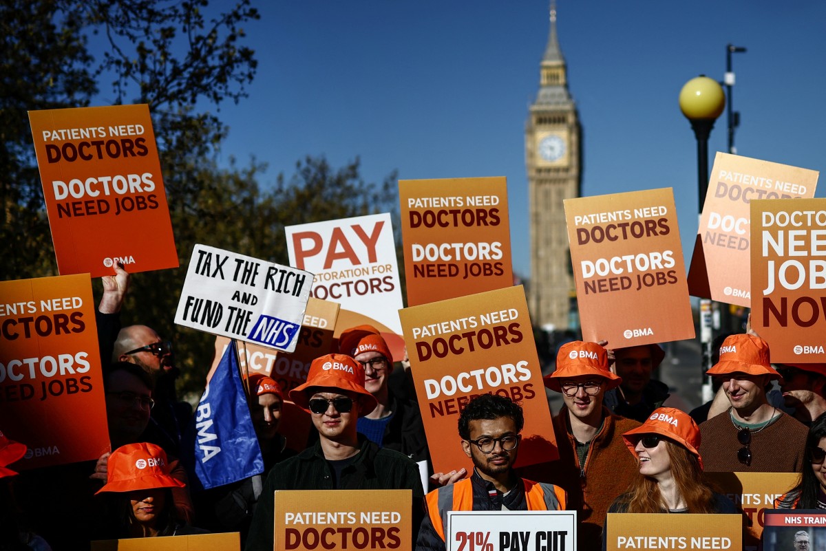 England Doctors Stage 15th Walkout Over Pay - Latest Breaking News ...