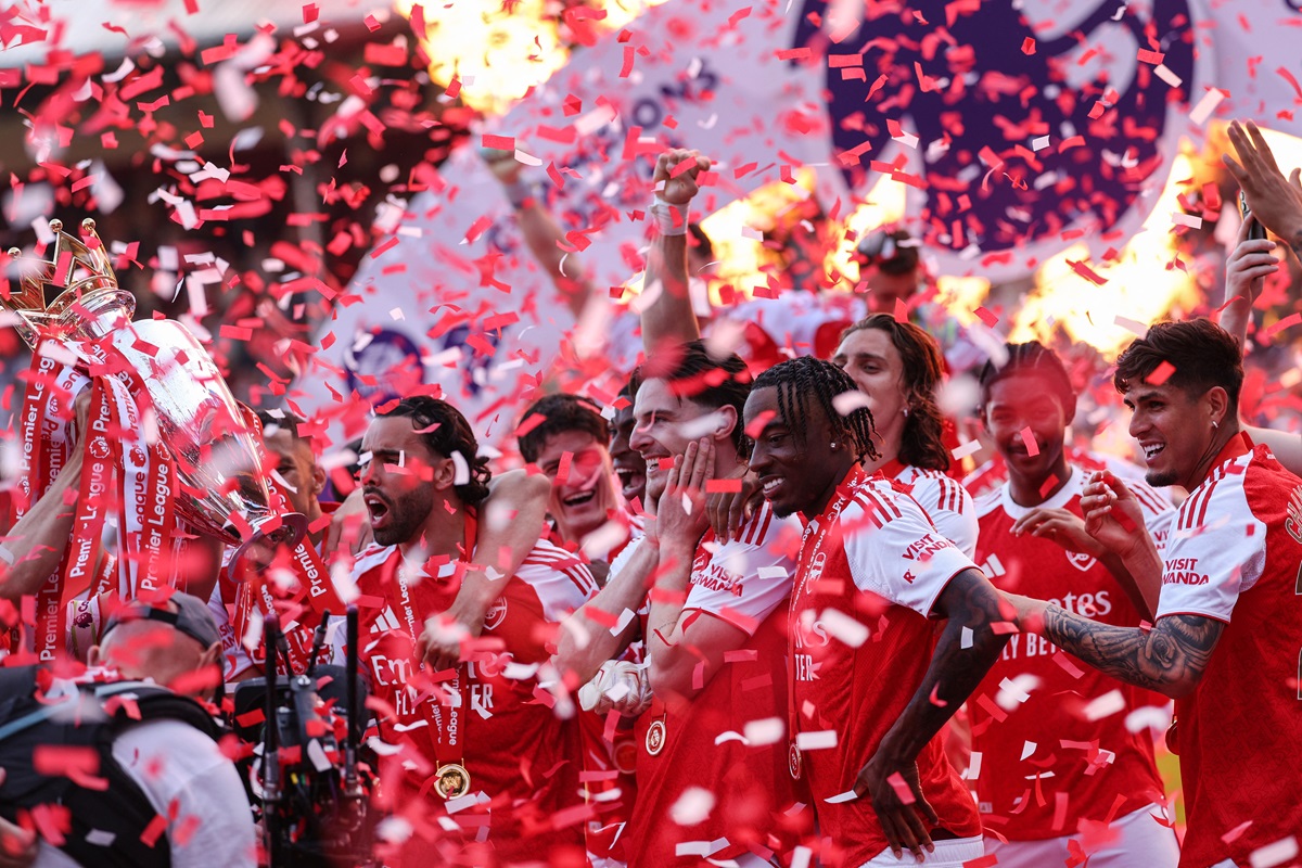 Arsenal Lift Premier League Trophy